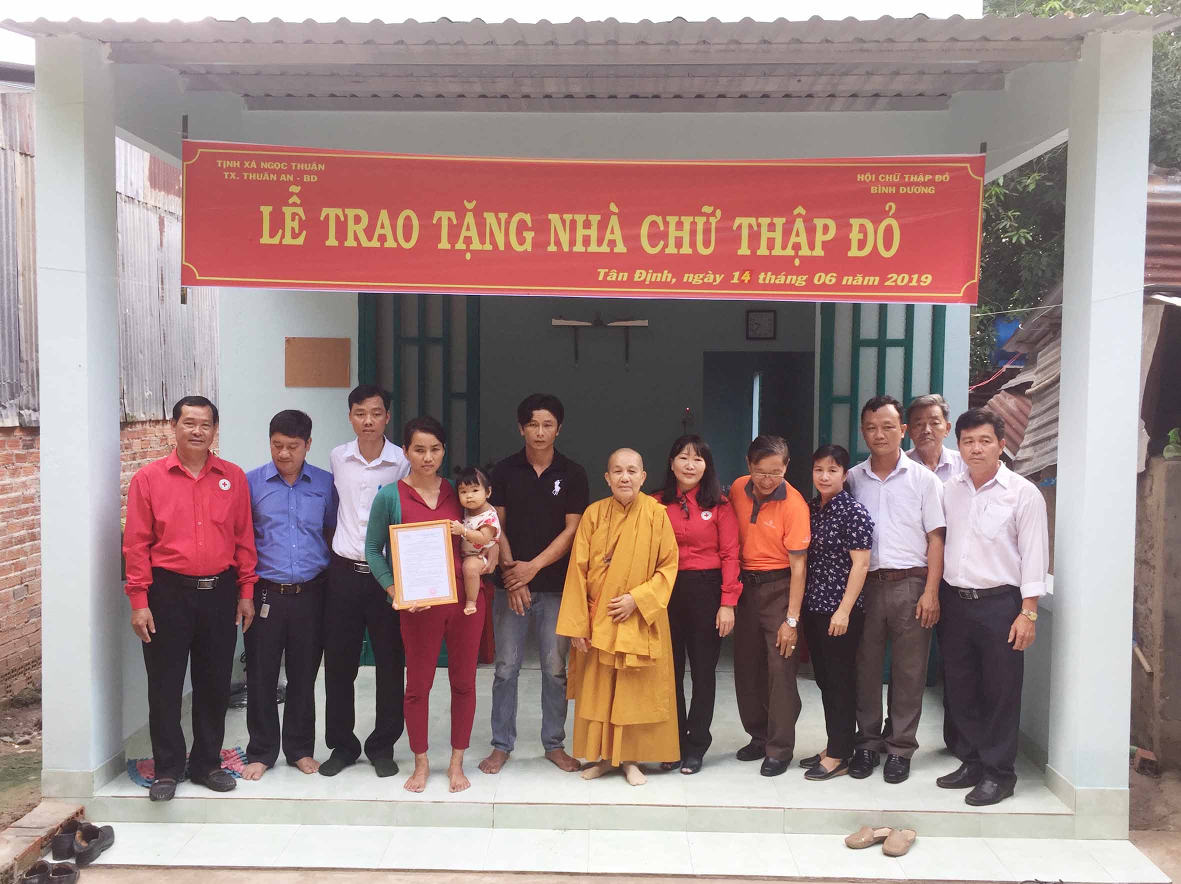 hoi-chu-thap-do-tinh-binh-duong-trao-tang-nha-chu-thap-do-cho-ho-ngheo ...